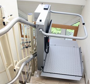 ツ Plattformlift & Rollstuhllift ↗️ Behindertenlift: Außen & Innen